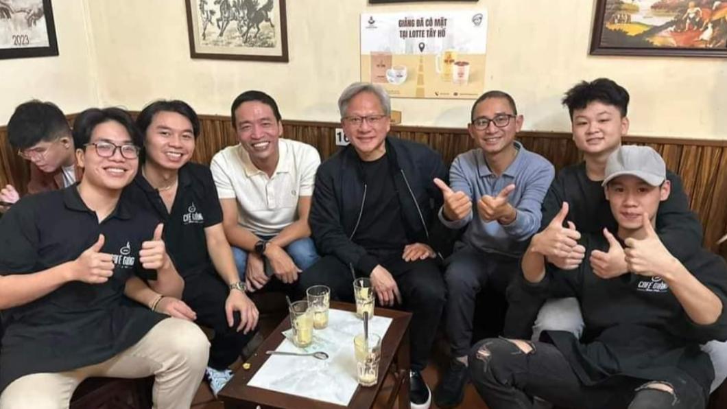 黃仁勳罕見脫下皮衣 越南街頭大啖蝸牛、春捲接地氣畫面曝│TVBS新聞網