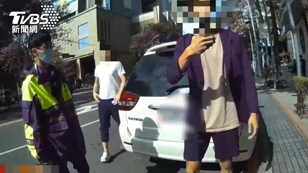 三菱男板橋車流量大路口違停紅線 被開單跳針嗆「人在車上不算」│TVBS新聞網