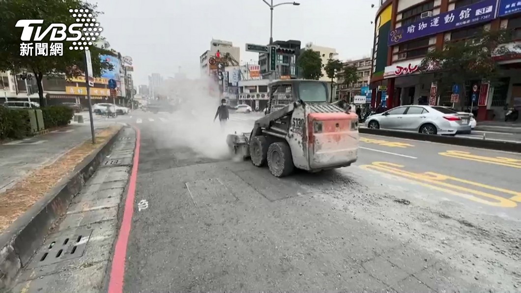 整條路都是！混凝土沿路掉300公尺 害2機車騎士慘摔│TVBS新聞網