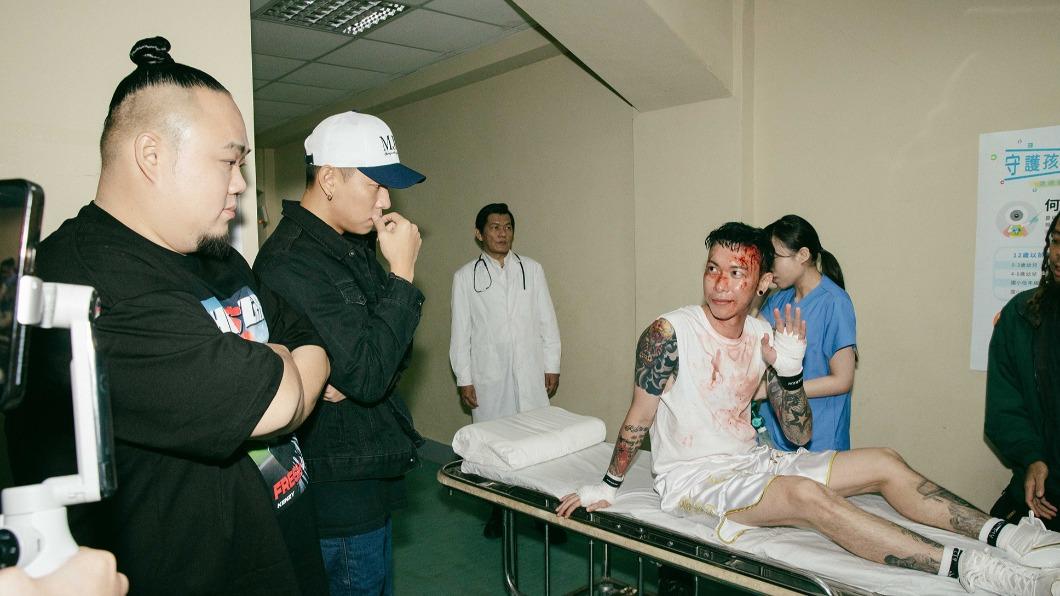 「頑童」小春MV太狠！滿臉血送醫還OHCA 大淵、瘦子嚇壞了│TVBS新聞網