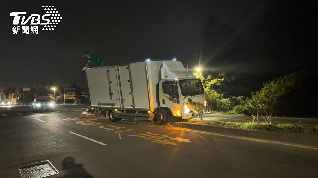 貨車衝撞桃園安全島 號誌桿斷裂傾倒因駕駛分心做「這件事」│TVBS新聞網