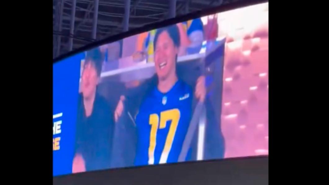 大谷翔平NFL看球獲贈17號球衣 公羊隊也備妥18號等山本來拿│TVBS新聞網