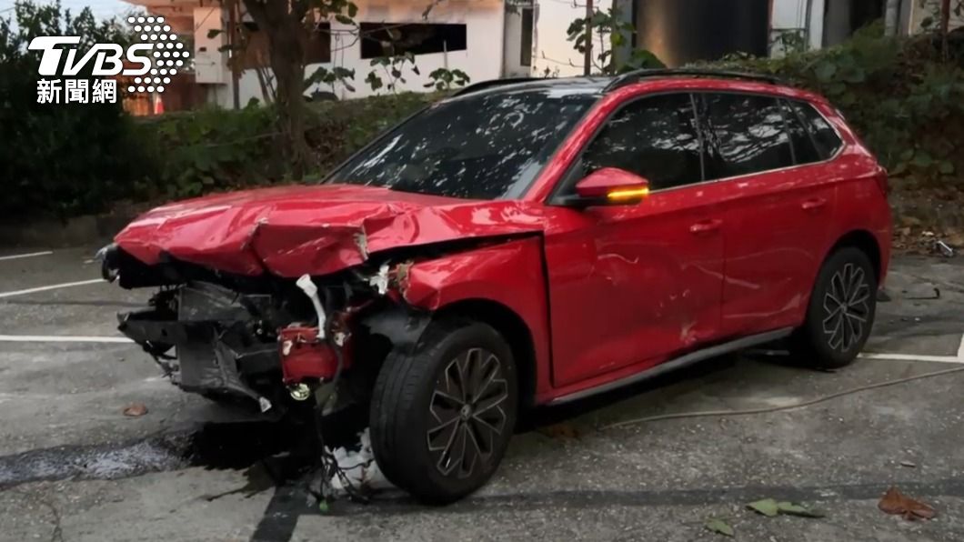 曳引車撞汽車「旋轉180度」再連撞2車 滑落停車場釀4傷│TVBS新聞網