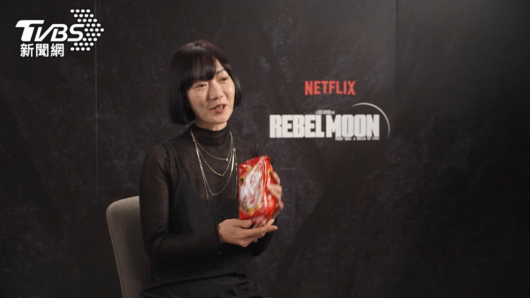 《Rebel Moon》專訪！刀腿女蘇菲亞波提拉、裴斗娜一看台灣伴手禮超嗨│TVBS新聞網