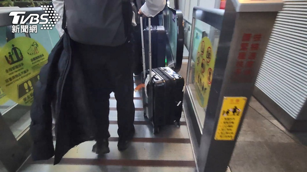 拉2行李箱搭手扶梯 重摔砸7旬婦釀傷│TVBS新聞網