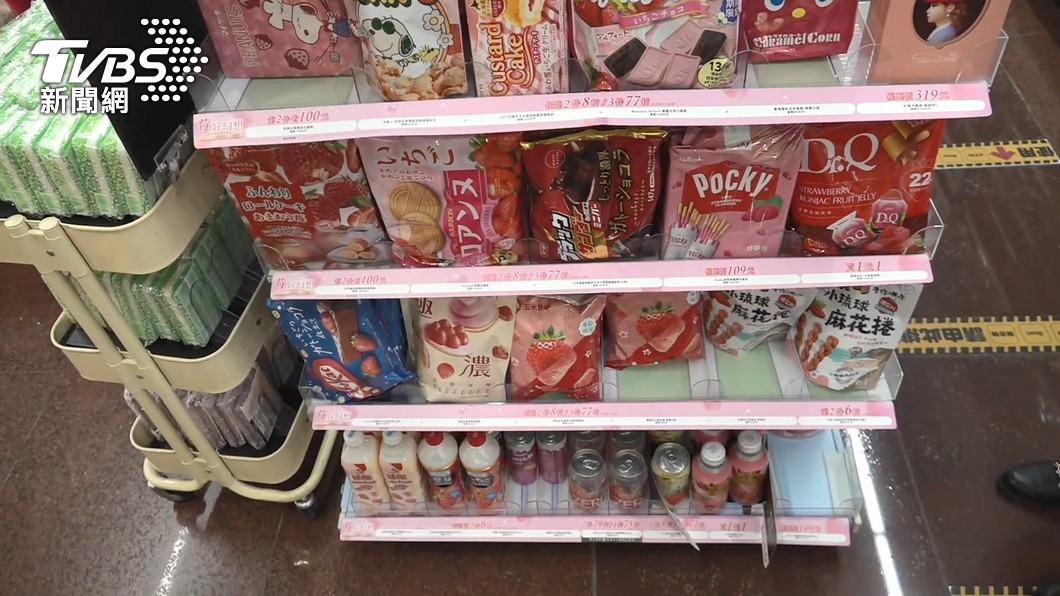 搶草莓商機！超市「幕斯罐」PK超商「黑色泡芙」│TVBS新聞網