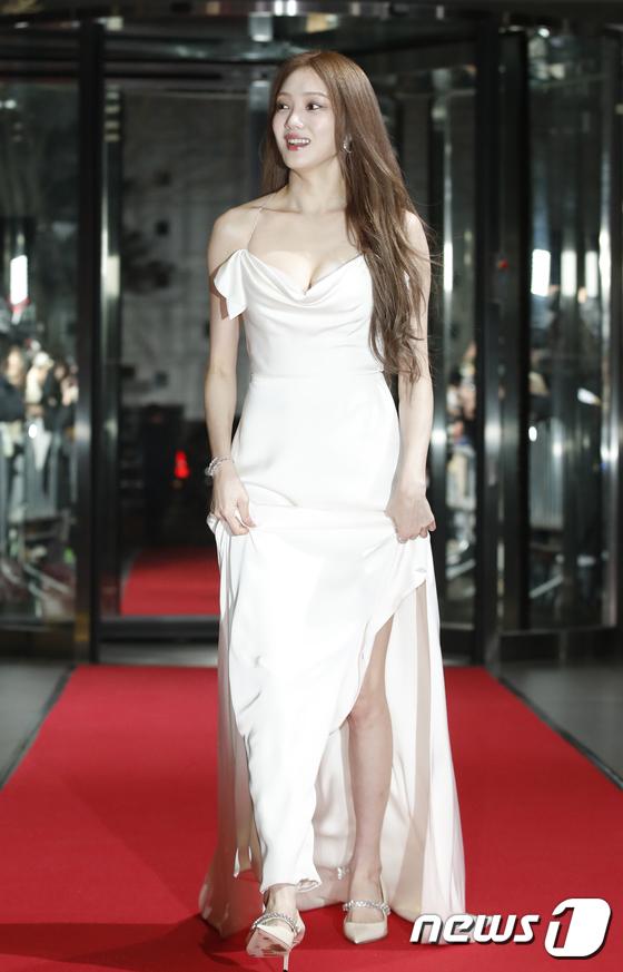 SBS演技大賞「紅毯黑壓壓」！ 李聖經純白禮服「豪露深溝+美腿」│TVBS新聞網