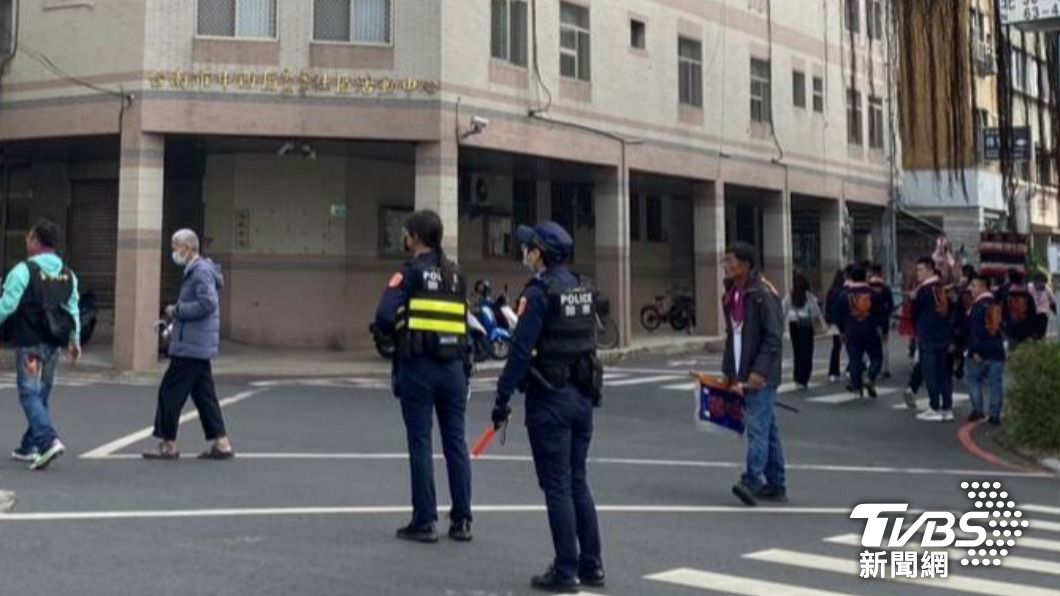 200人繞境擠爆台南市區 還沒下車就開罰：未申請路權│TVBS新聞網