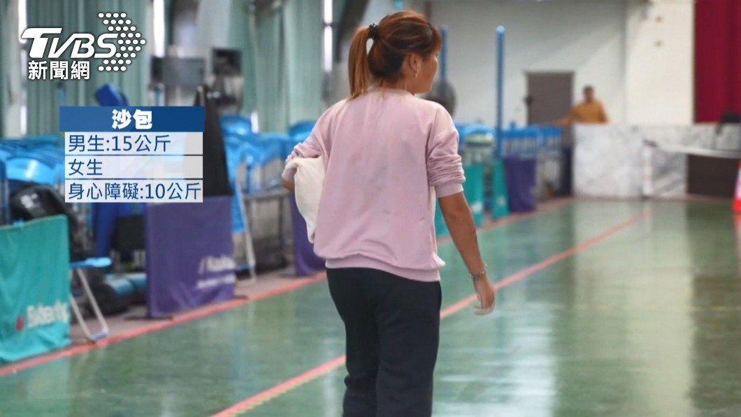 爭搶月薪40K臨時人員！近200男女扛沙包跑50米競速│TVBS新聞網