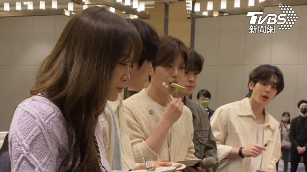 黃偉哲見韓團VERIVERY害羞了！ 狂讚「年輕又帥」：不敢站旁邊│TVBS新聞網