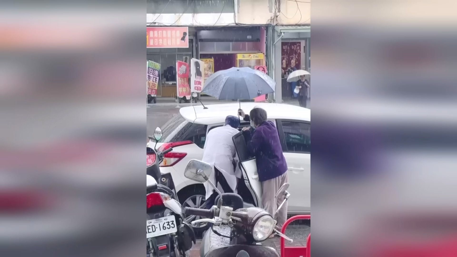 好暖！長輩行動不便 醫師冒雨「得來速」看診│TVBS新聞網