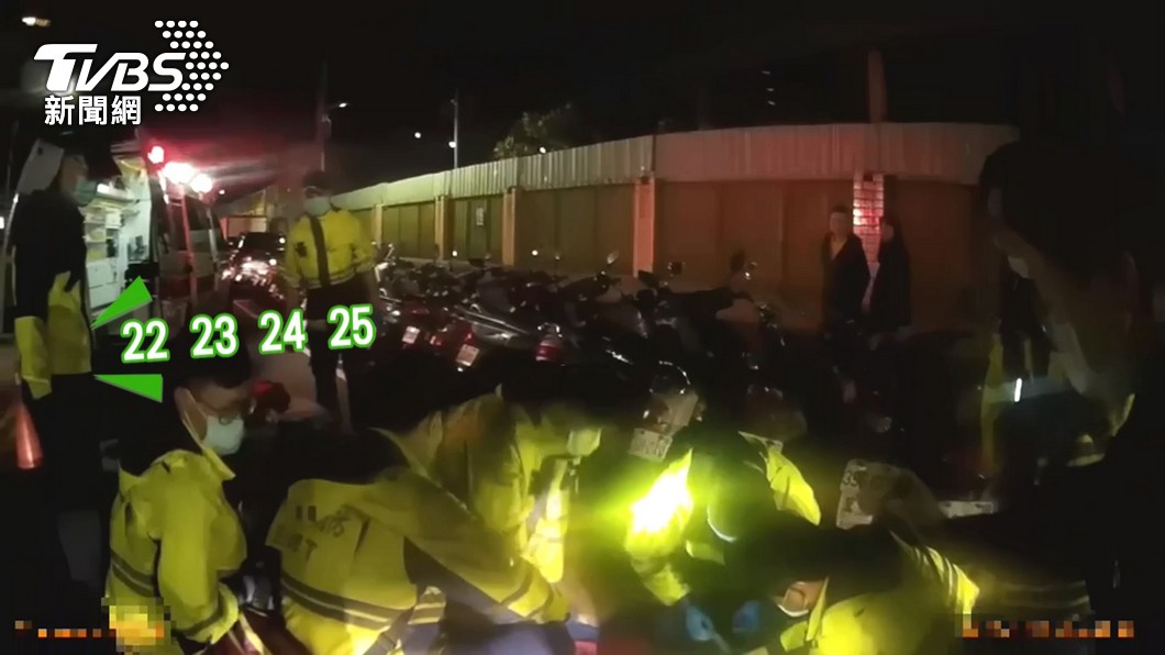 男心肌梗塞倒地 民眾、外送員接力CPR救命│TVBS新聞網