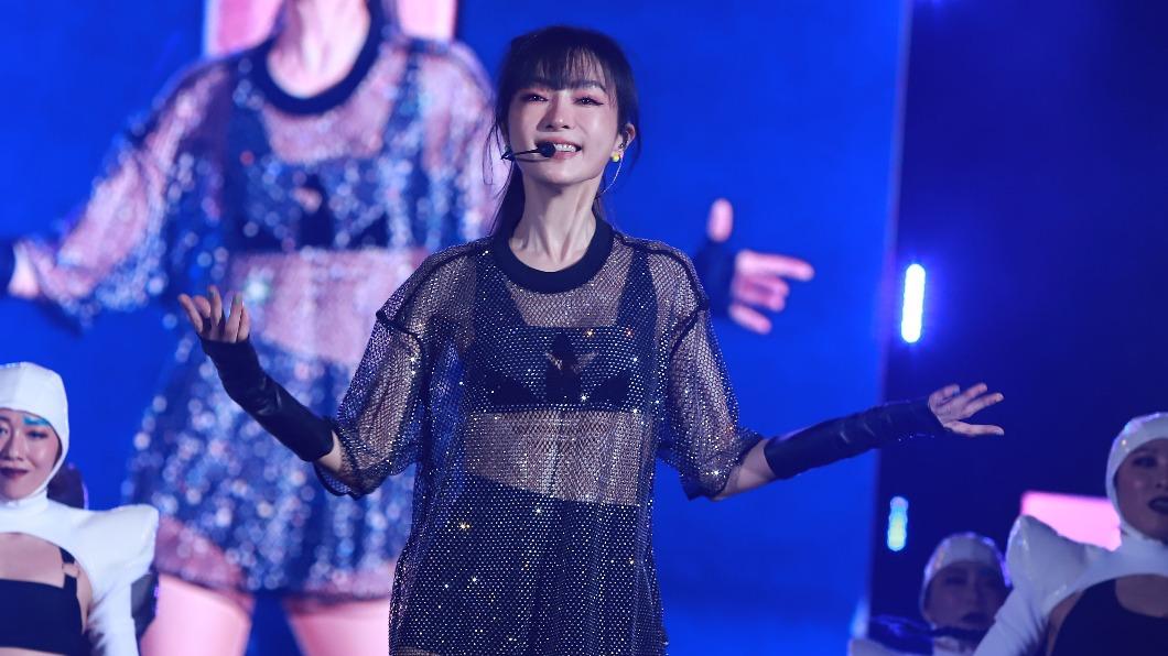 謝金燕拚了！高雄跨年「舞台上換裝」炸腹肌 鋼管、巨型道具全出│TVBS新聞網