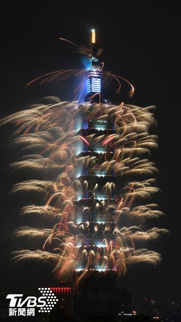 圖輯／台北101「300秒煙火秀」一次看 萬人嗨翻迎2024│TVBS新聞網