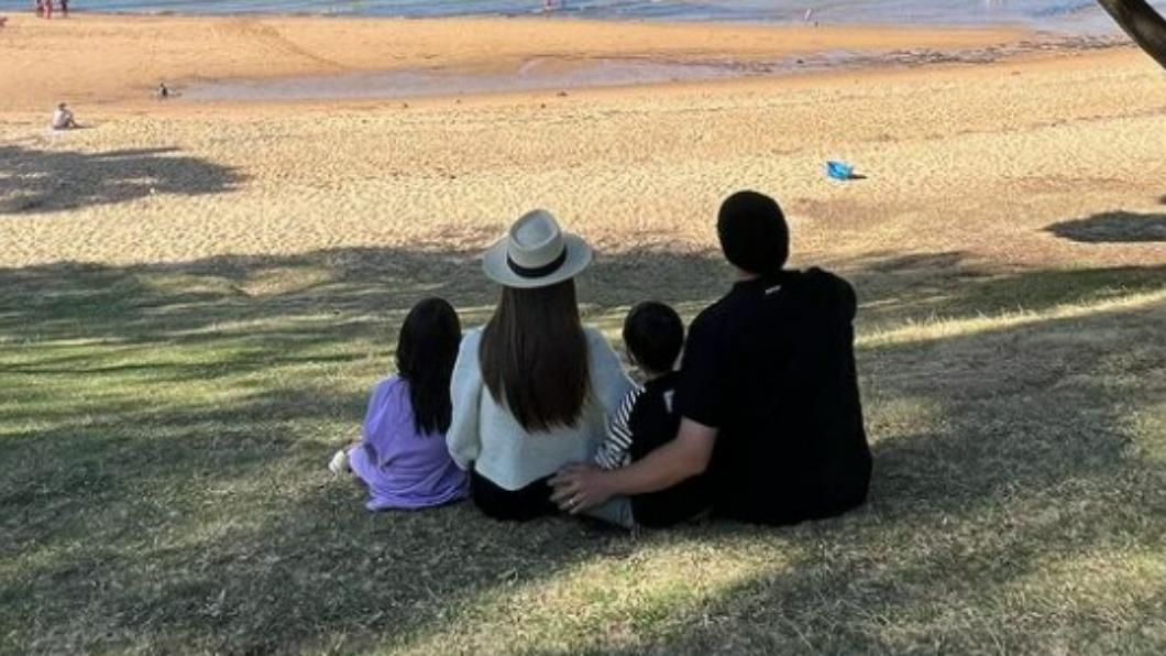 周杰倫放閃昆凌親密畫面曝光 6歲兒「伸手摟2女」Man爆│TVBS新聞網