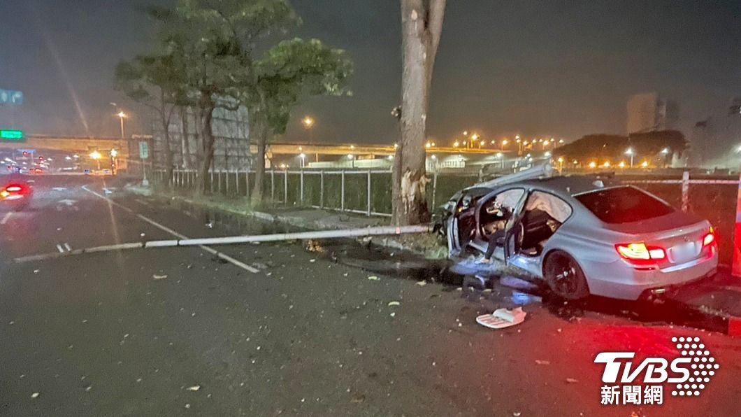高雄BMW被左轉車撞到偏移 再撞斷燈桿氣囊爆裂兩車慘兮兮│TVBS新聞網