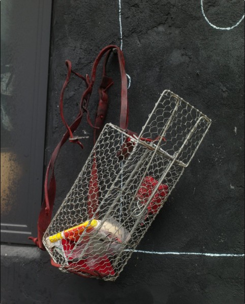 不怕搶！「捕鼠籠」揹上街超搶眼 釣出藝術家：要在巴黎展出│TVBS新聞網