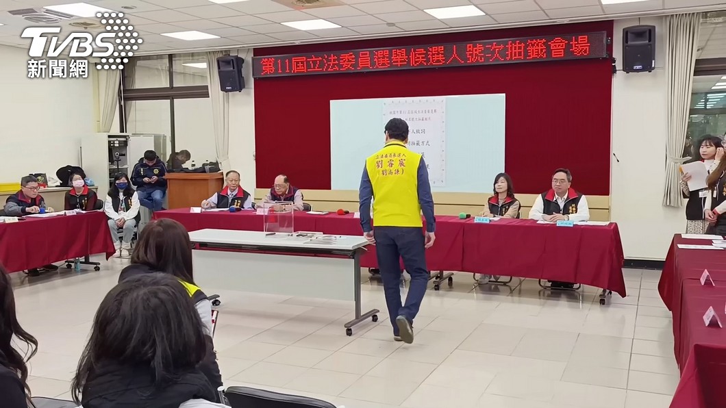 政見發表「花招百出」！ 他上台竟先打110│TVBS新聞網