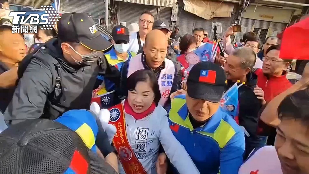 韓國瑜合體楊瓊瓔 眷村掃街鞏固鐵藍票倉│TVBS新聞網