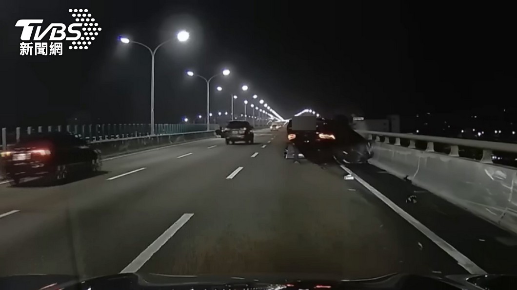 咻！開上台74線時速疑破百 撞護欄四輪朝天│TVBS新聞網