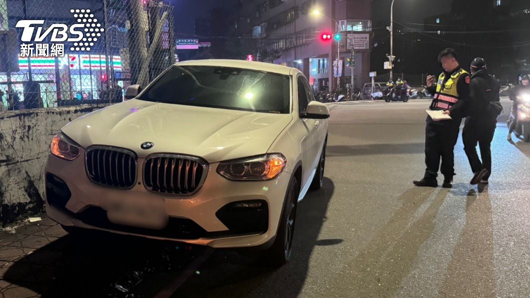 造勢現場找車位！名嘴李正皓開BMW撞飛行人 婦骨折送醫│TVBS新聞網