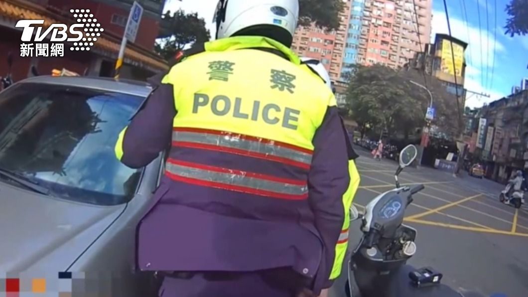 7旬翁違停紅線還想跑！三度「踩油門欲衝撞」 警急拔槍警戒│TVBS新聞網