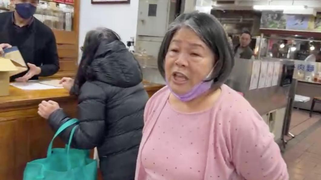 高嘉瑜市場拜票 遇對手李彥秀媽媽遭罵「蕭渣某被人打到哭」 │TVBS新聞網