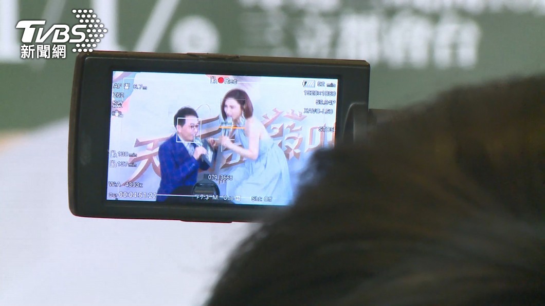 名人表態！張小燕比OK加藍帽 饗賓董挺美德│TVBS新聞網