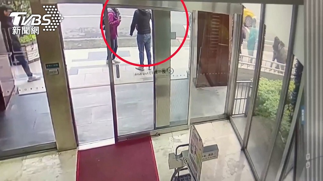 連2天百萬搶案！台大校區旁 2匪劫360萬逃│TVBS新聞網