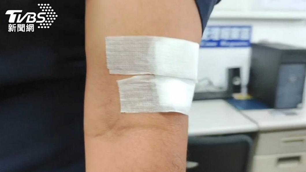 用「XD假鈔」二度買菸遭識破 北市男持酒瓶打3警下場出爐│TVBS新聞網