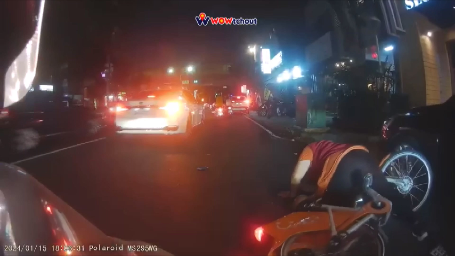 幫友人還出租車 女駕駛精神不濟自撞翻圈毀3車夾扁機車│TVBS新聞網