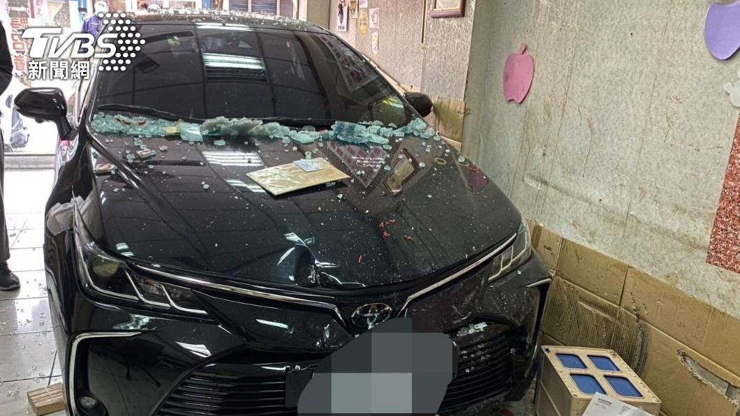 嘉義男開車迴轉「誤把油門當煞車」衝進便當店 驚悚畫面曝│TVBS新聞網