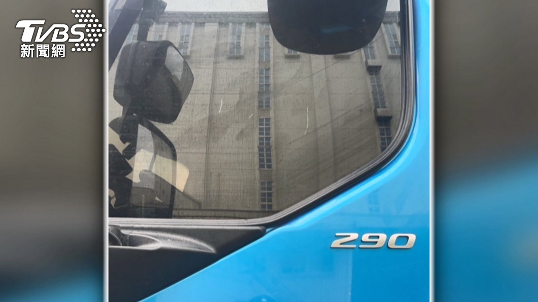 轎車「PK」4台大貨車！ 蛇行、臨停、攔車被嗆「社會亂源」│TVBS新聞網