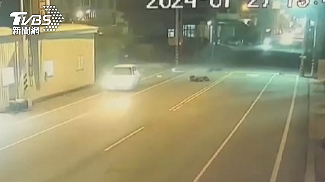 撞壞鐵門180度甩飛 駕駛8秒鐘下車落跑│TVBS新聞網