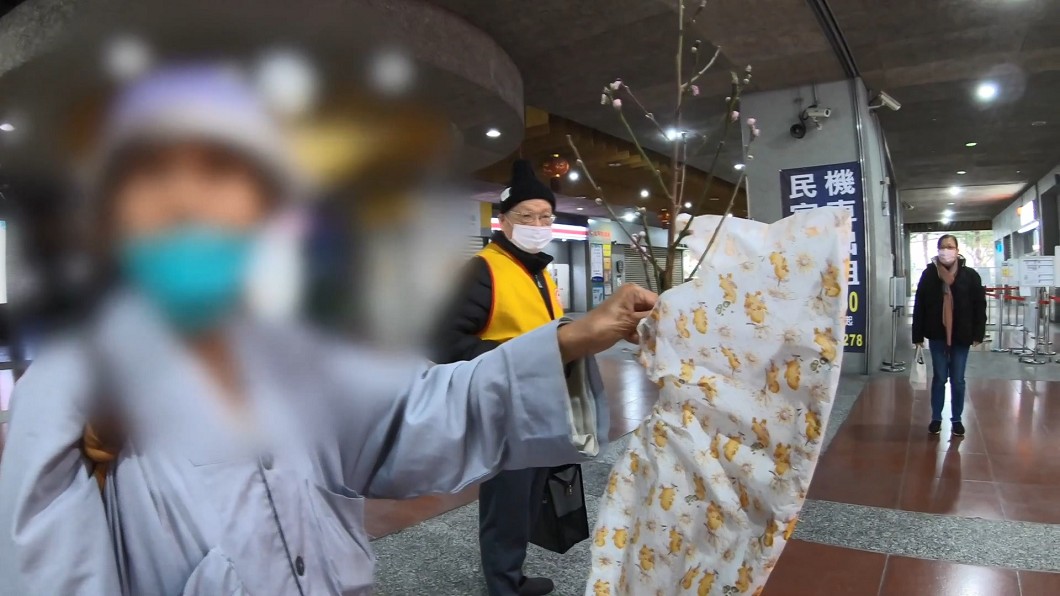 比丘尼帶逾150cm桃花木搭火車遭拒 台鐵：長度超過│TVBS新聞網