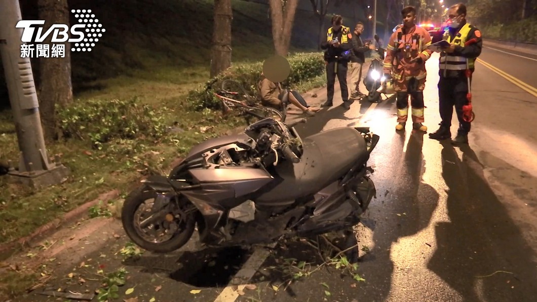 碰撞腳踏車倒地 女騎士摔車遭轎車輾斃│TVBS新聞網