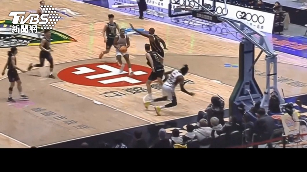 T1獵鷹洋將自摔籃架下 威力倒地「瞪大眼」│TVBS新聞網