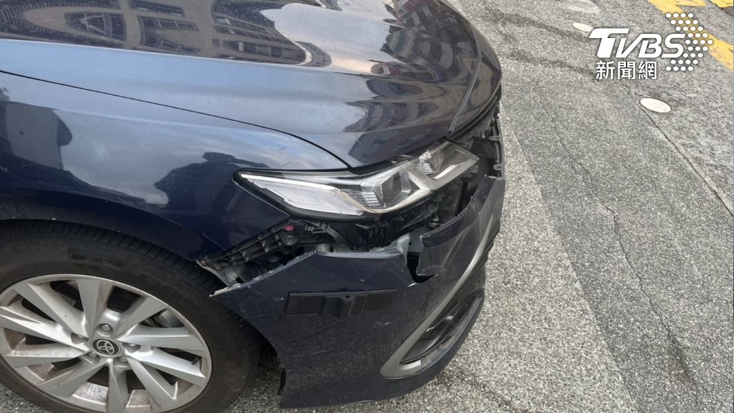 台中7車糾紛「多人互叫囂」見警鳥獸散 BMW撞警車狂逃│TVBS新聞網