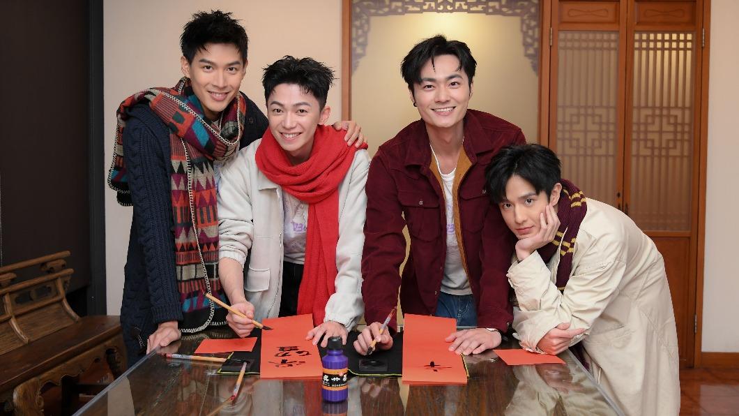 BL劇4帥合體了！齊聚寫春聯較勁 羞認過新年「守舊派」│TVBS新聞網