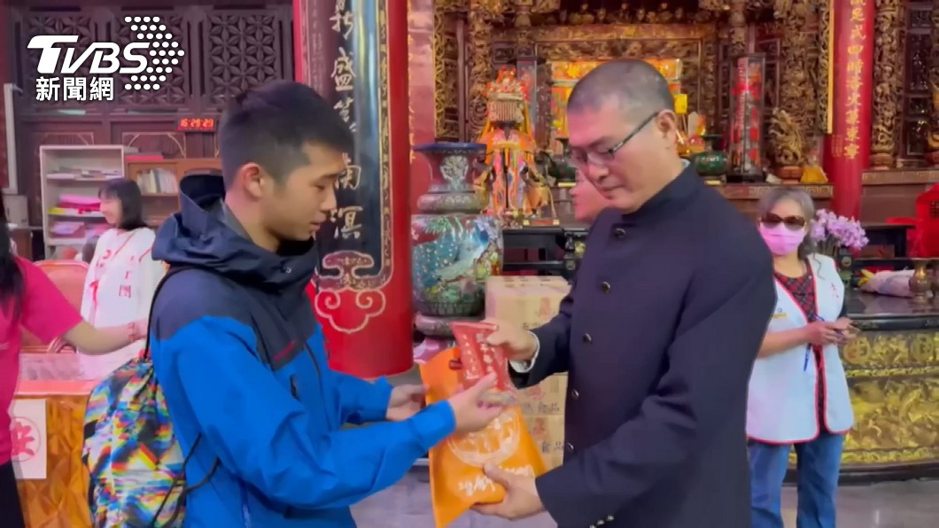 神明銀帽熔成銀飾！500條免費 民眾清晨排擲筊│TVBS新聞網