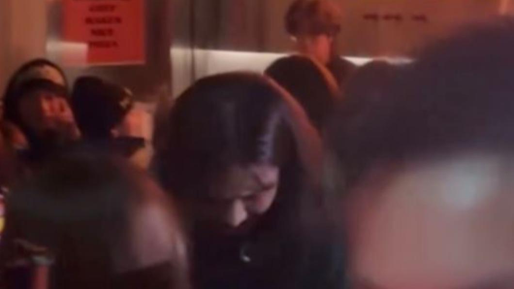 柯震東初二「牽手安心亞」全被拍！過年疑報喜訊 夜店緊牽護送│TVBS新聞網