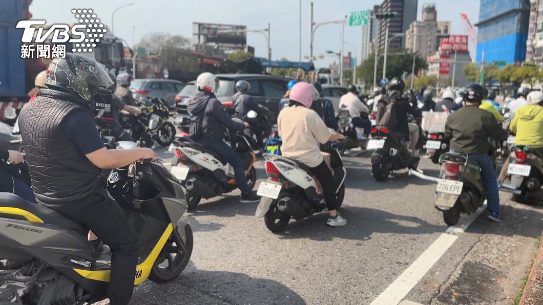 怎都叫不醒！駕駛等紅燈睡著 酒測值0.84│TVBS新聞網