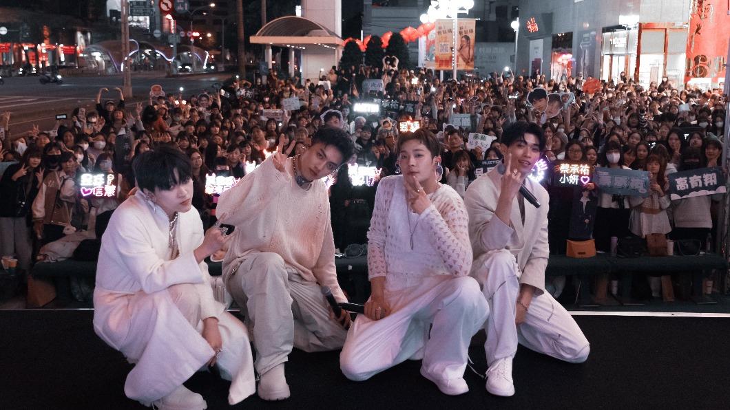 U:NUS高胥崴慶26歲！喜收「超狂生日看板」 他感動全說了│TVBS新聞網