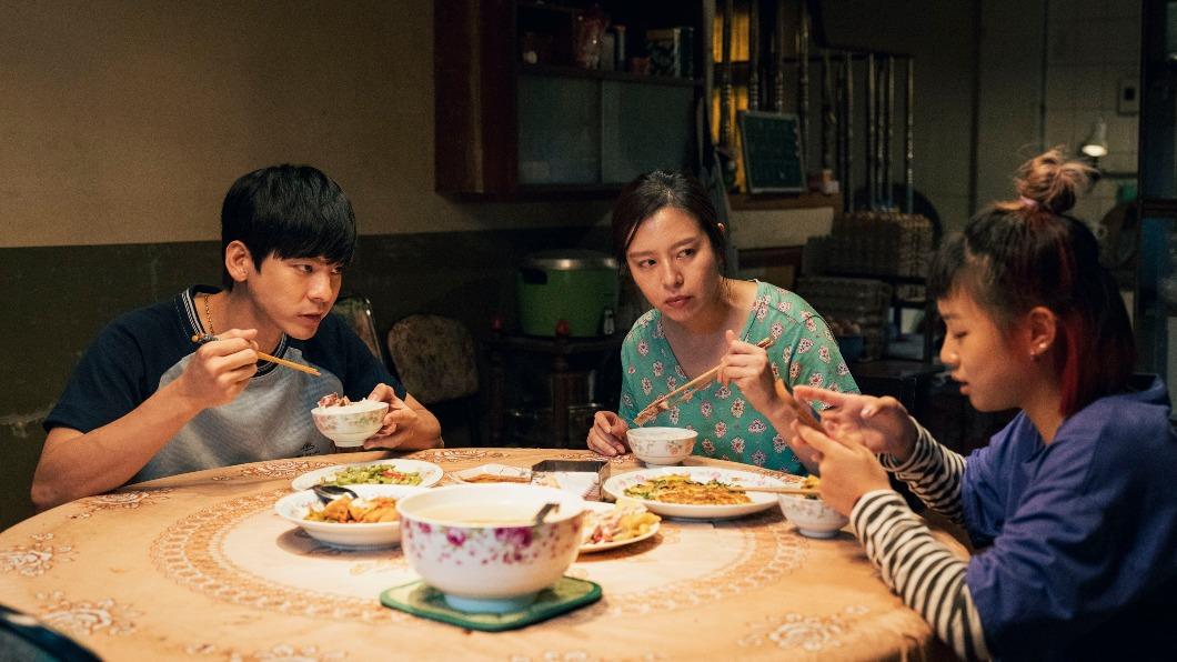 劉品言凌晨4點清雞屎 林柏宏實習當雞農「逼人喝生雞蛋」│TVBS新聞網