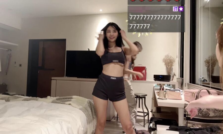 輔大正妹直播事故！熱舞「炸出凶器」遭停權 粉絲崩潰：心被掏空│TVBS新聞網