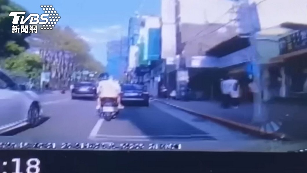 被「叭」火氣大！ 騎士兩度伸手比中指挨告│TVBS新聞網