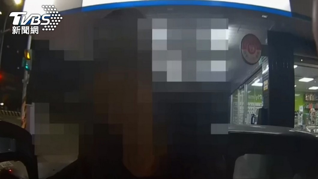 毒駕可判3年！毒蟲等紅燈睡著 男攜毒開上人行道│TVBS新聞網