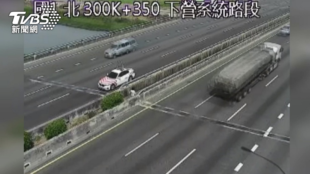 心情不好！女駕駛負氣「國道中途下車」 乘客直接開走│TVBS新聞網