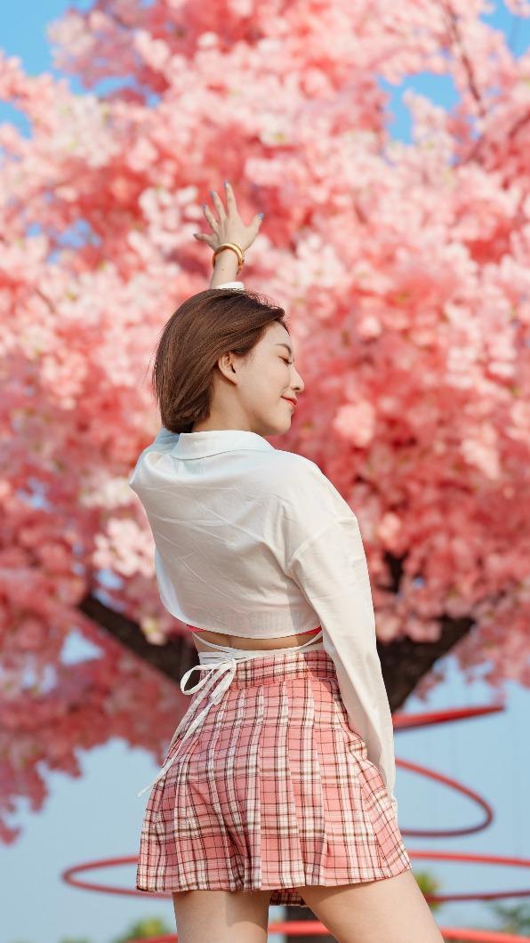 金鐘女星高雄搶先看「7公尺櫻王」 DJ妖嬌朝聖美照連發│TVBS新聞網