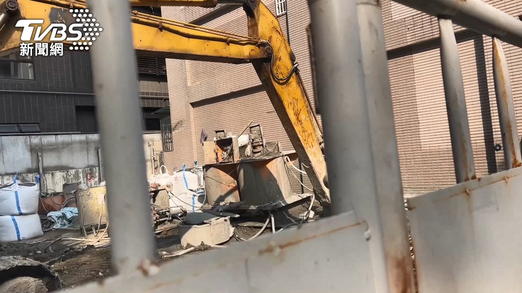 水泥攪拌機1.5公尺深 工人竟未綁安全繩│TVBS新聞網